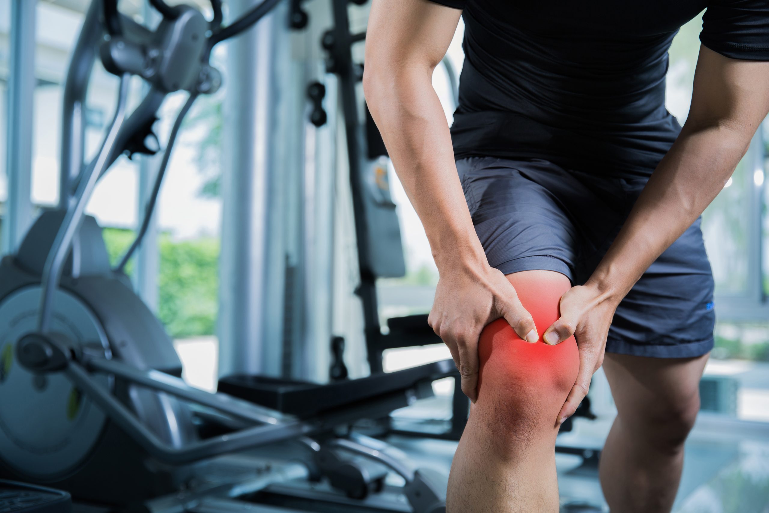 Healthy men Injury from exercise in the gym, he injured his knee - TRIPP